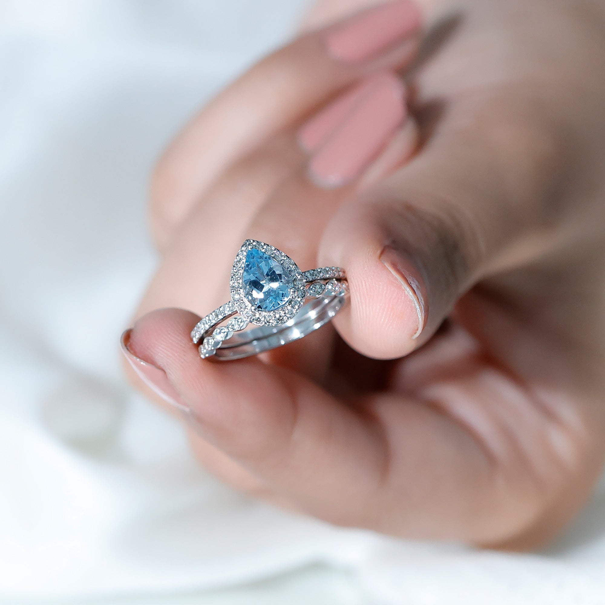 Tropfenformiger Aquamarin Brautring besetzt mit Diamant Rosec Jewels